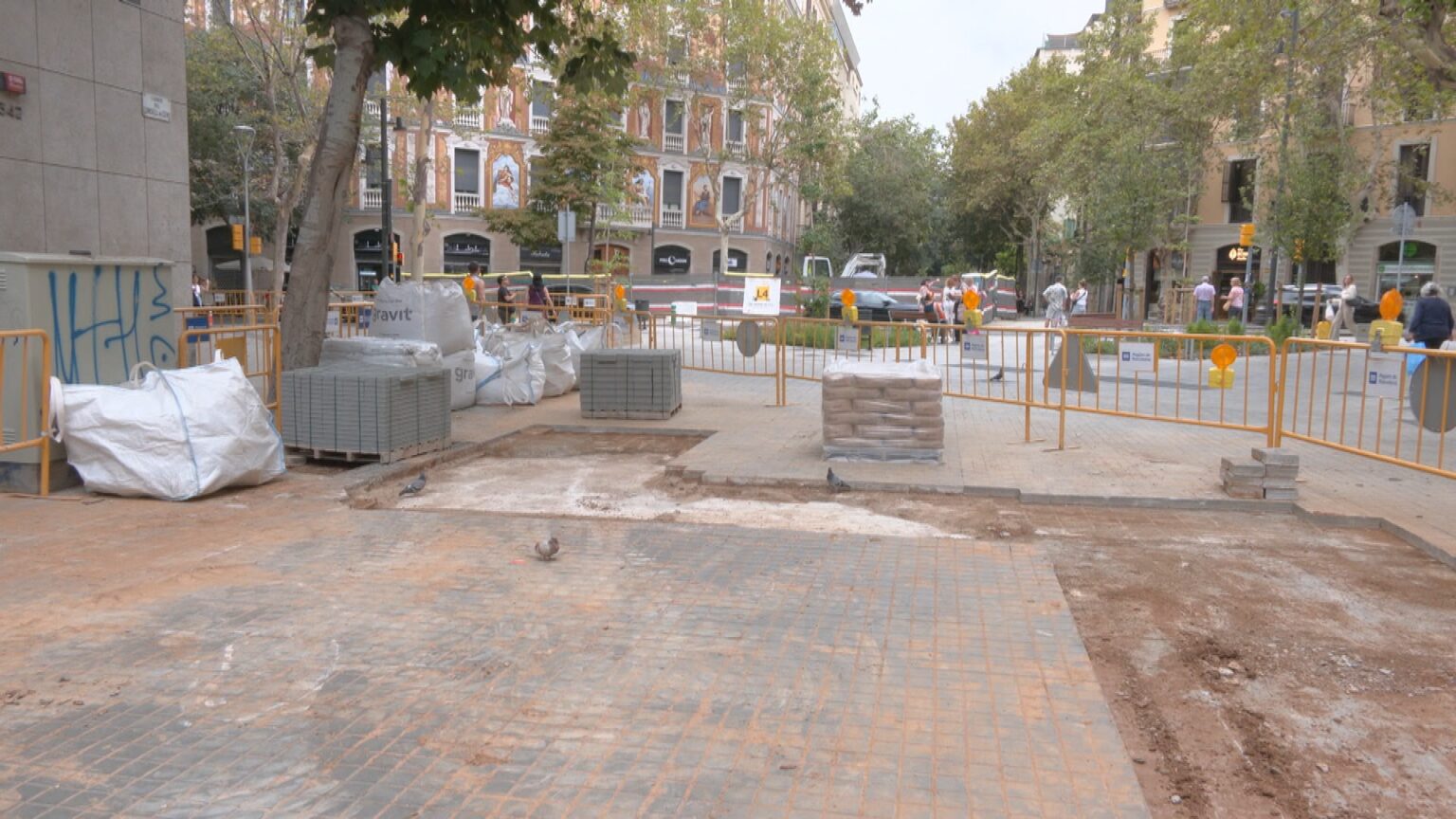 Reparen el paviment per la fuita d'aigua a l'Eixample