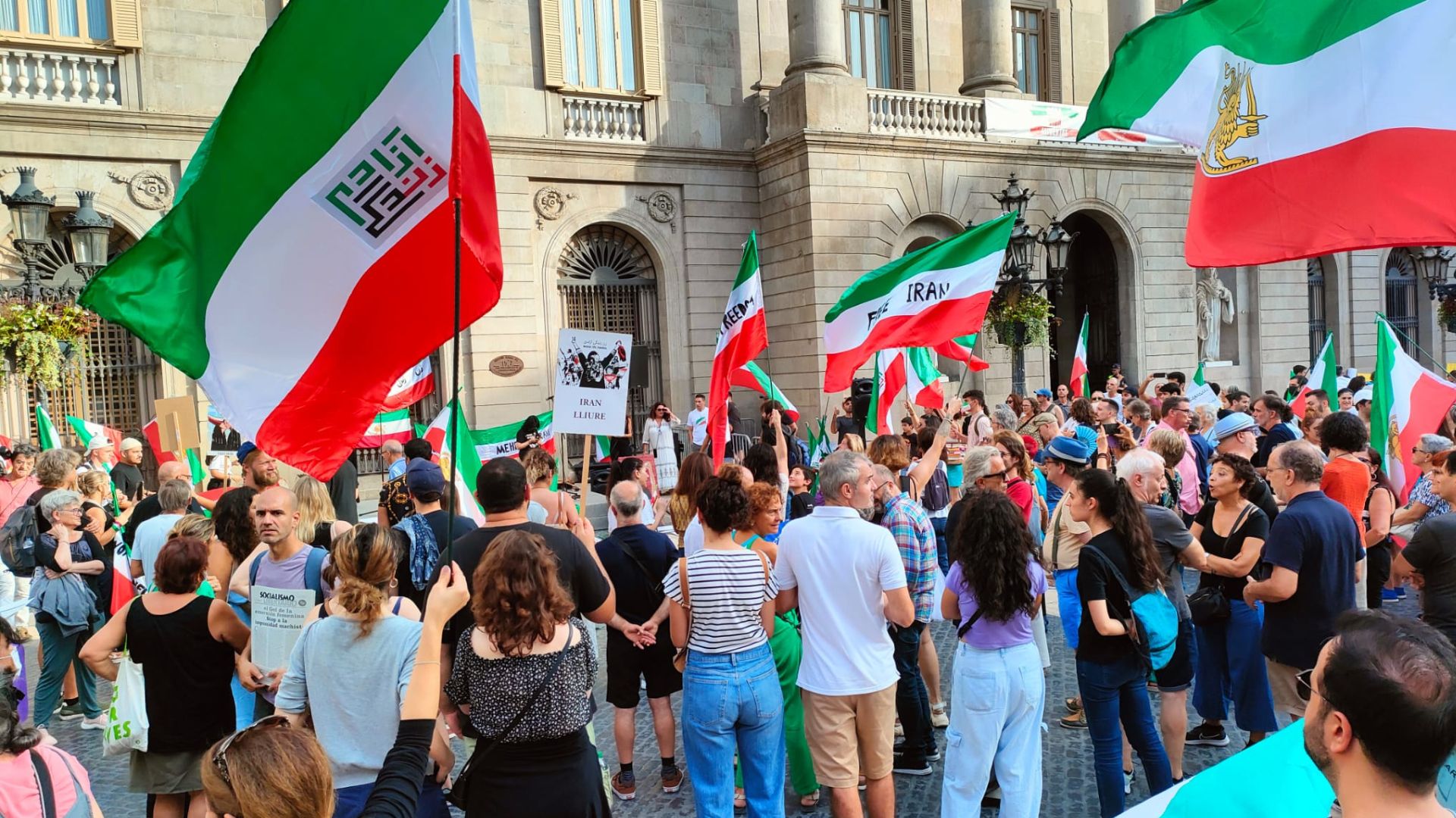 Una manifestació recorda la jove iraniana assassinada per no dur bé el vel