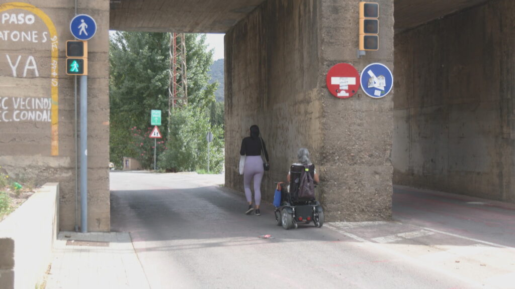 Obren un pas per a vianants sota les vies de tren a Vallbona