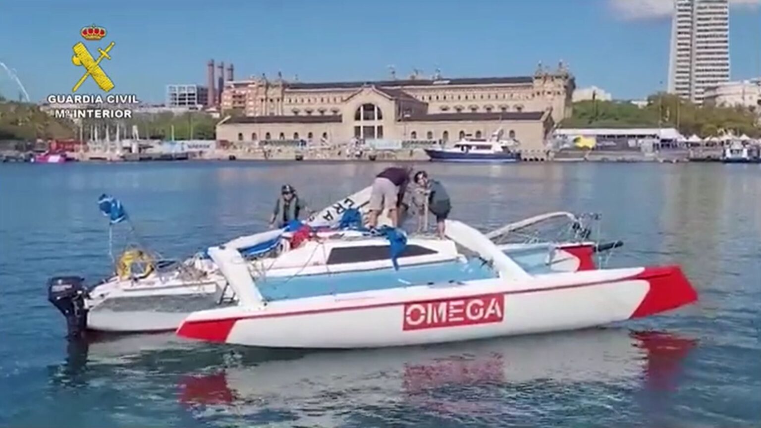 Auxilien un veler fora de control al port de Barcelona