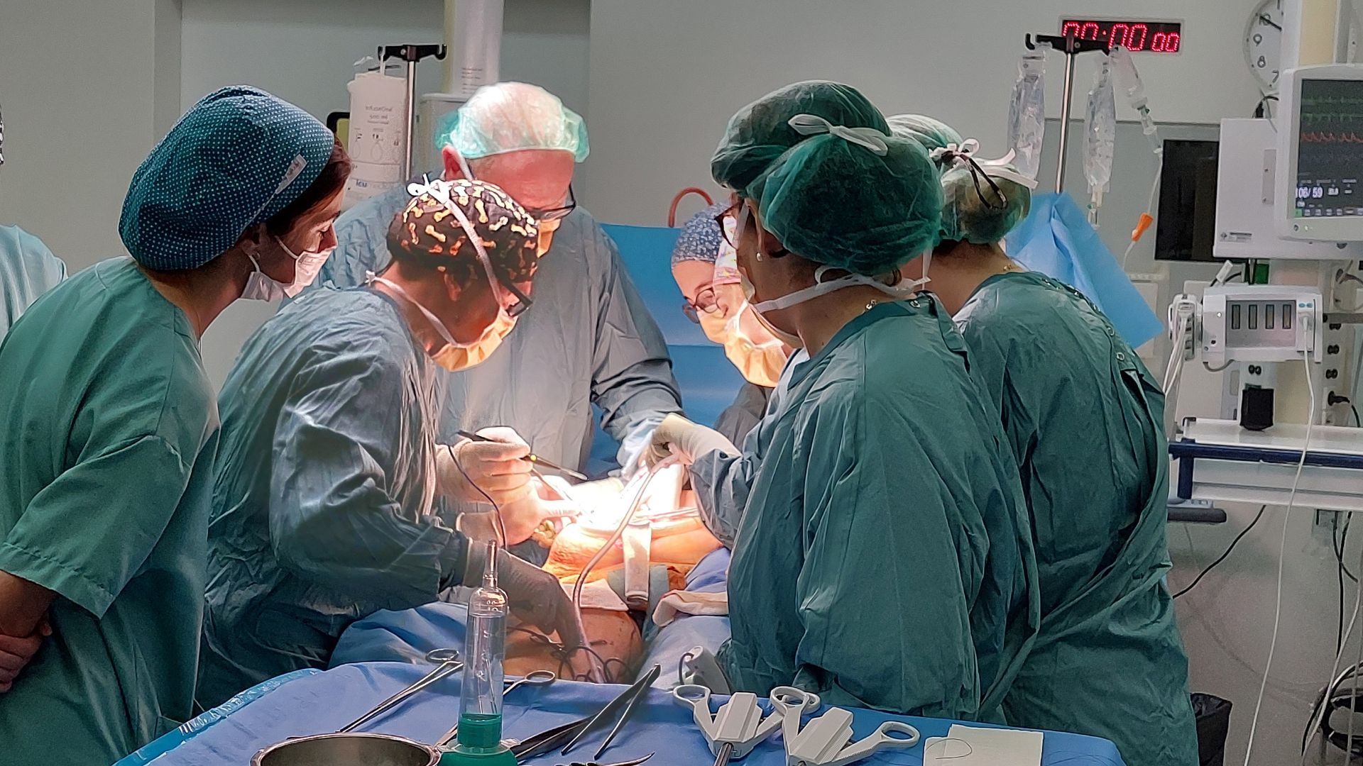 Una operació pionera recupera la funcionalitat de l'abdomen