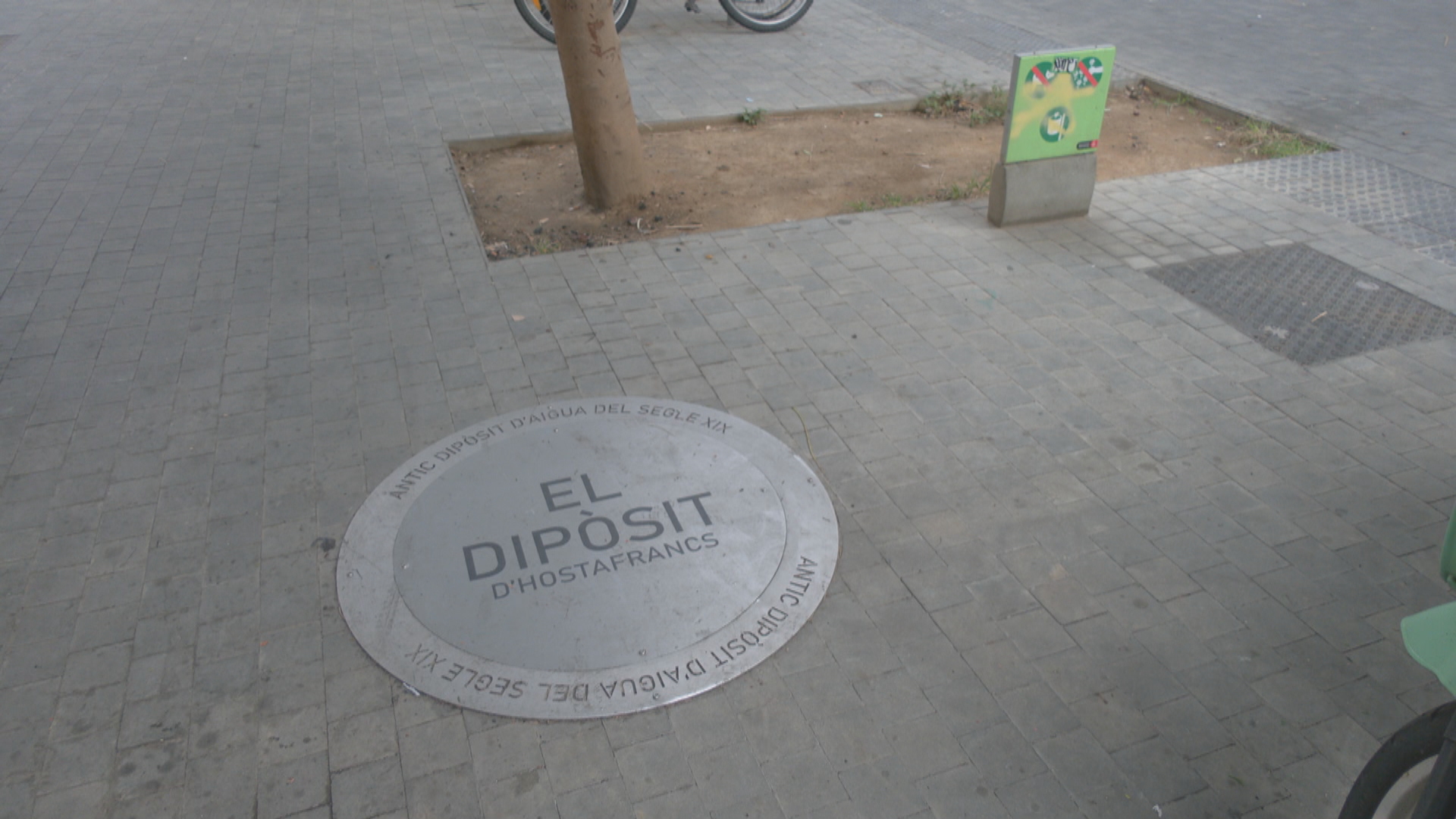 Una placa indica la ubicació del dipòsit d'aigua d'Hostafrancs