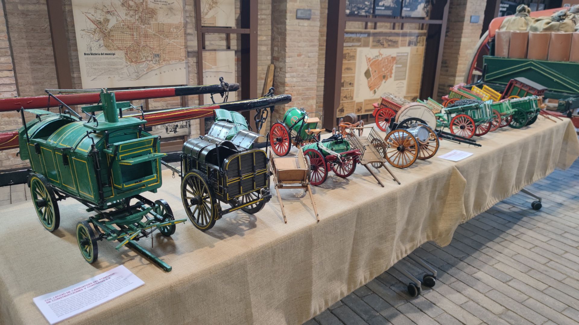 Un centenar de carruatges en miniatura s'exposen a Sant Andreu