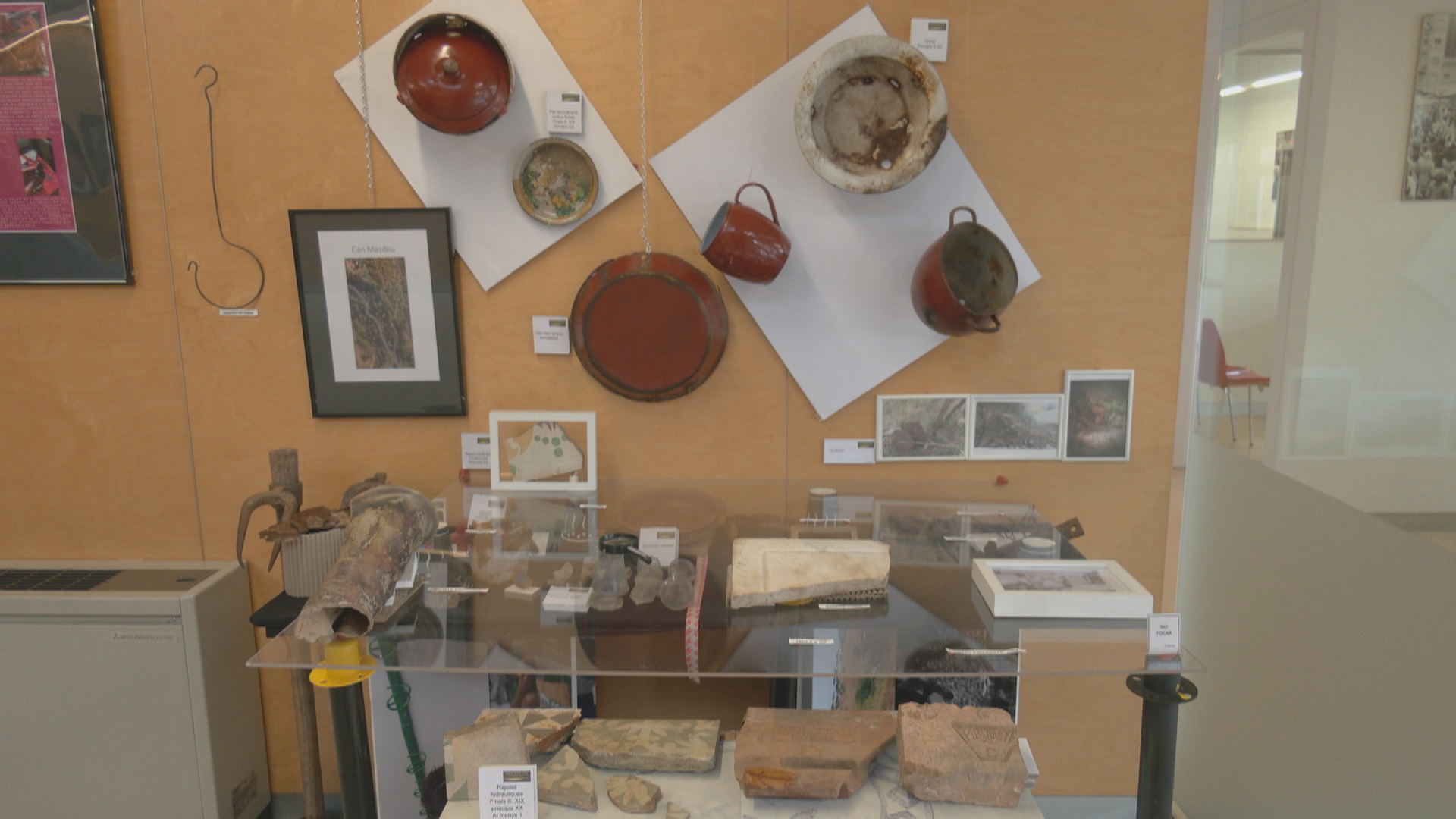 Exposen centenars d'objectes abandonats a Collserola