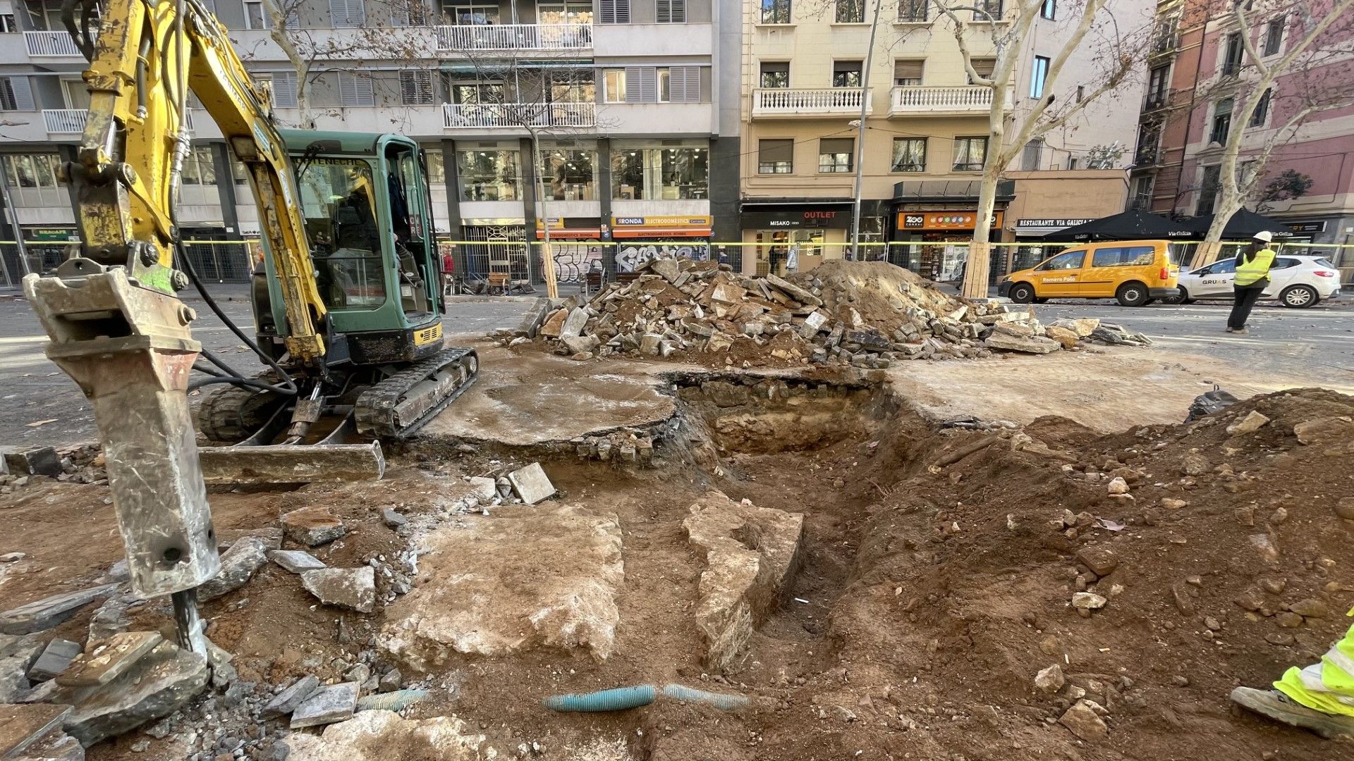Troben un tram de la muralla medieval a la ronda de Sant Antoni