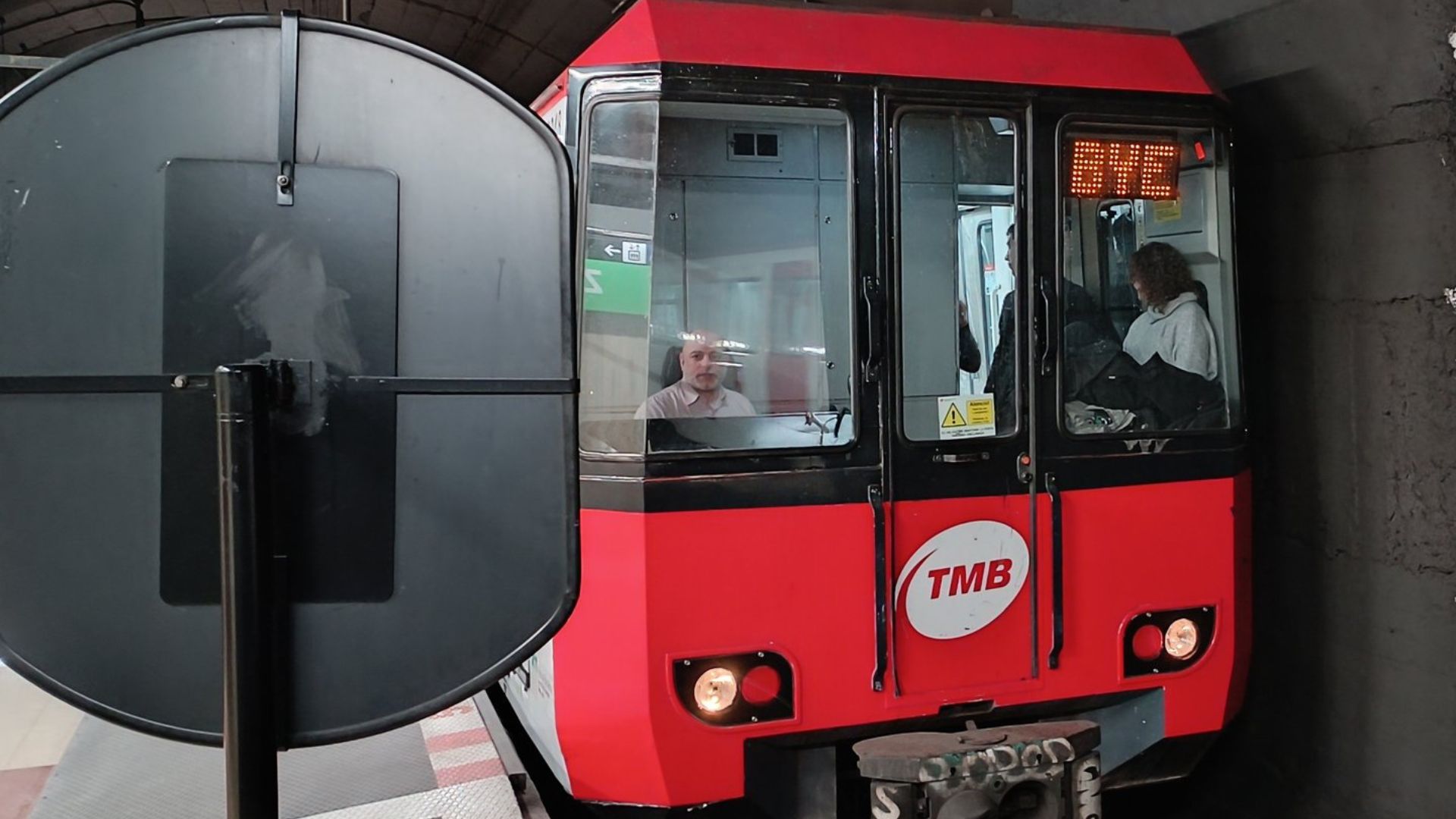 TMB retira l'últim tren de la sèrie 3000 que encara funcionava