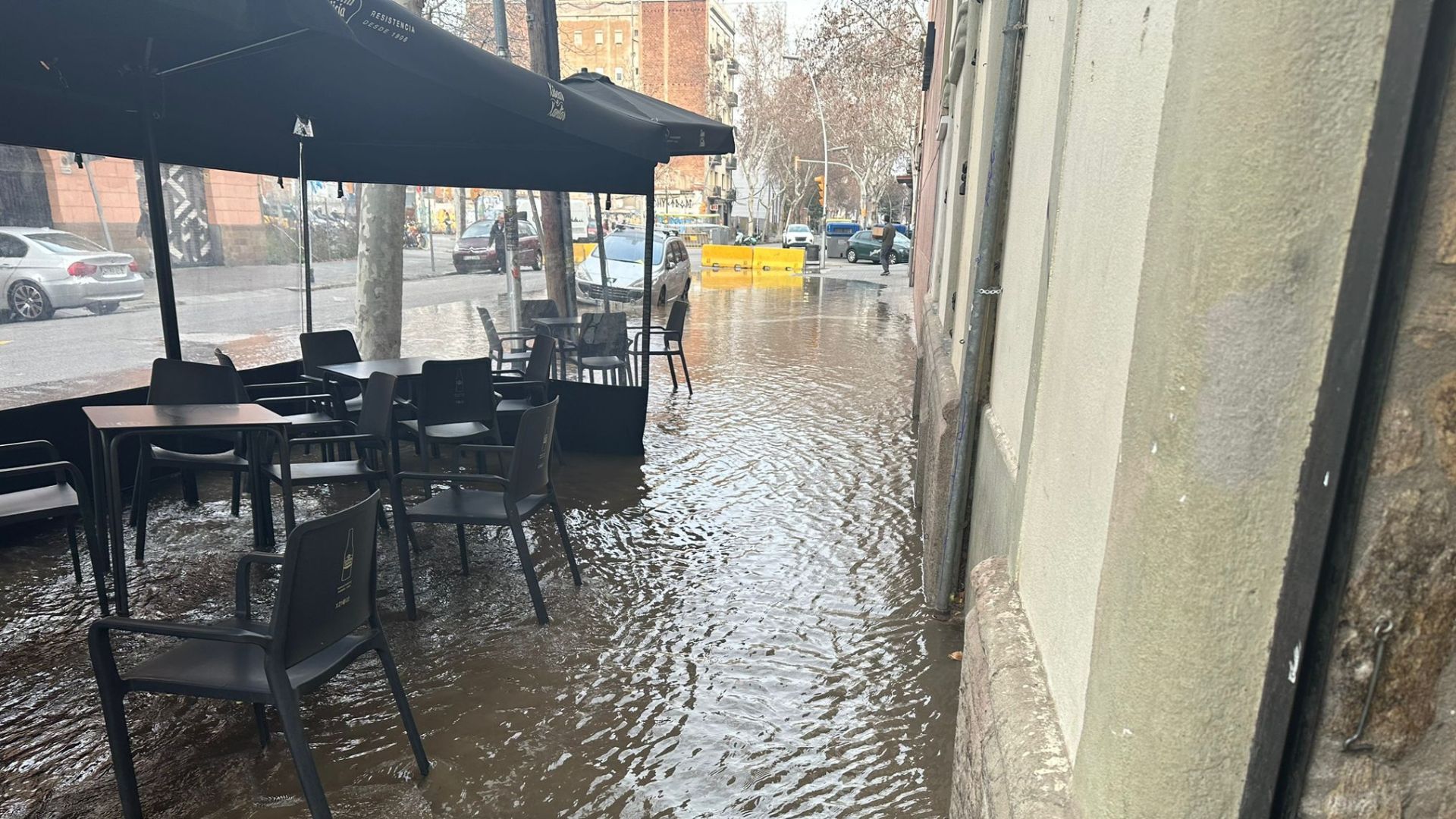 Fuita d'aigua a la Llacuna del Poblenou | VÍDEO