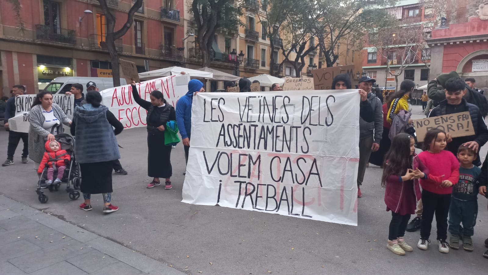 Protesta a Gràcia contra el desnonament previst de 22 famílies