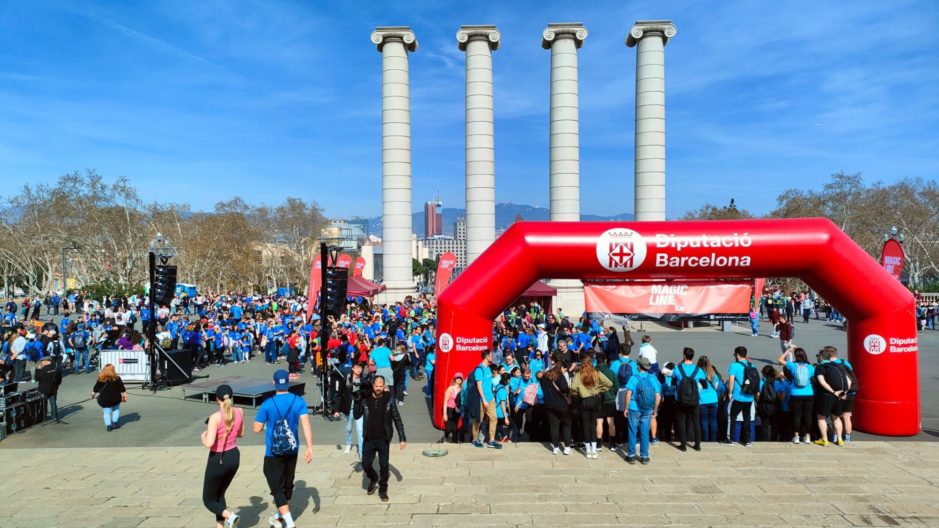 10.000 persones caminen a la Magic Line de Barcelona