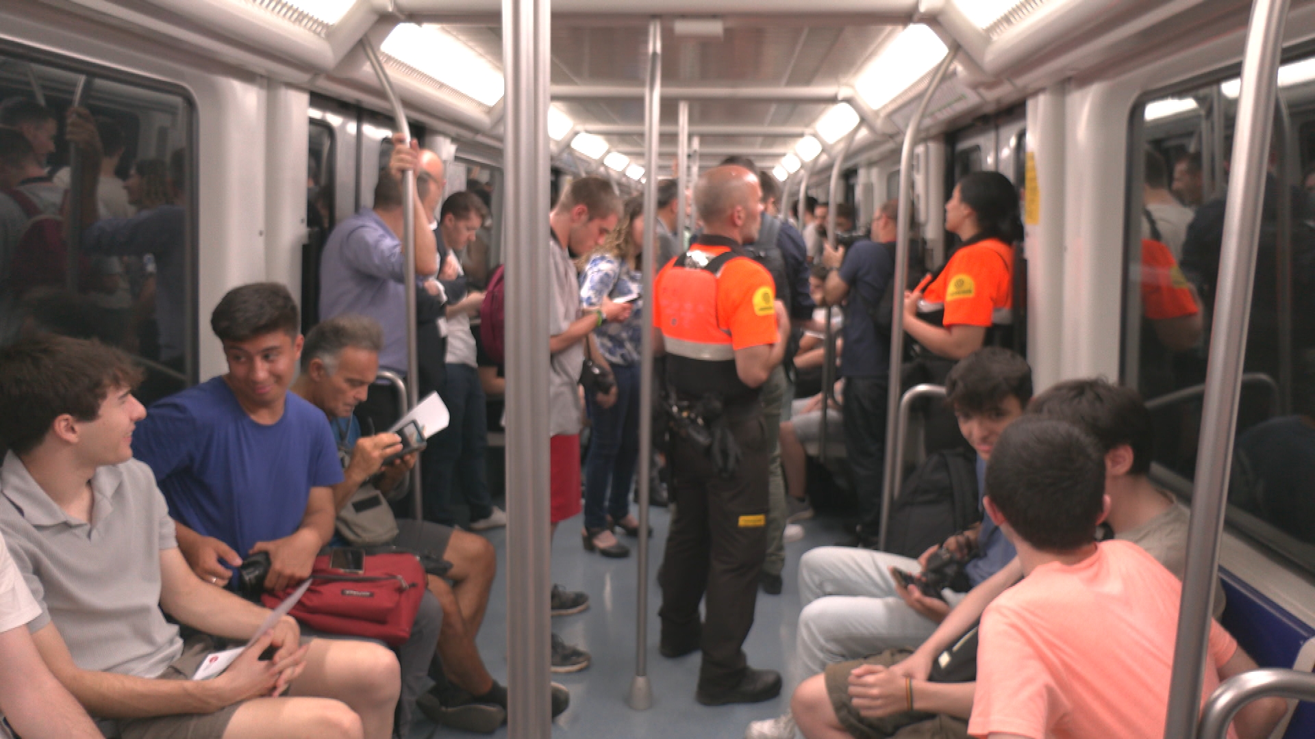 Últim viatge d'un tren de la sèrie 2000 del metro de Barcelona
