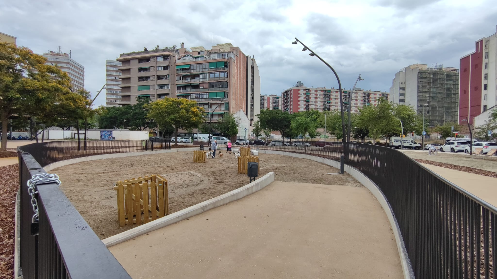 Obre la renovada plaça del Canòdrom sense verd