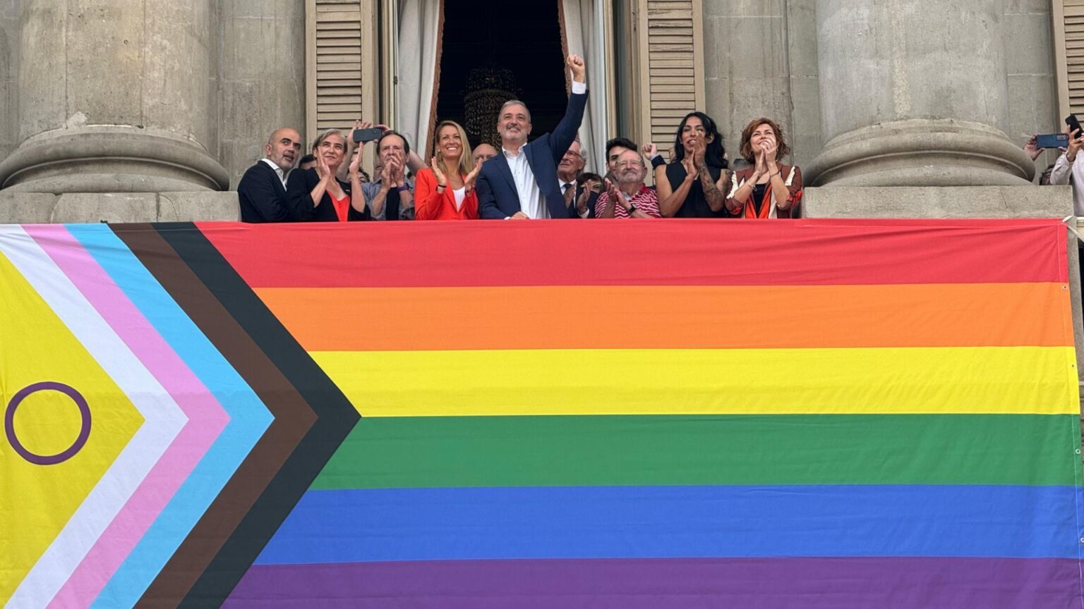L'Ajuntament de Barcelona penja el penó de l'Orgull LGTBI