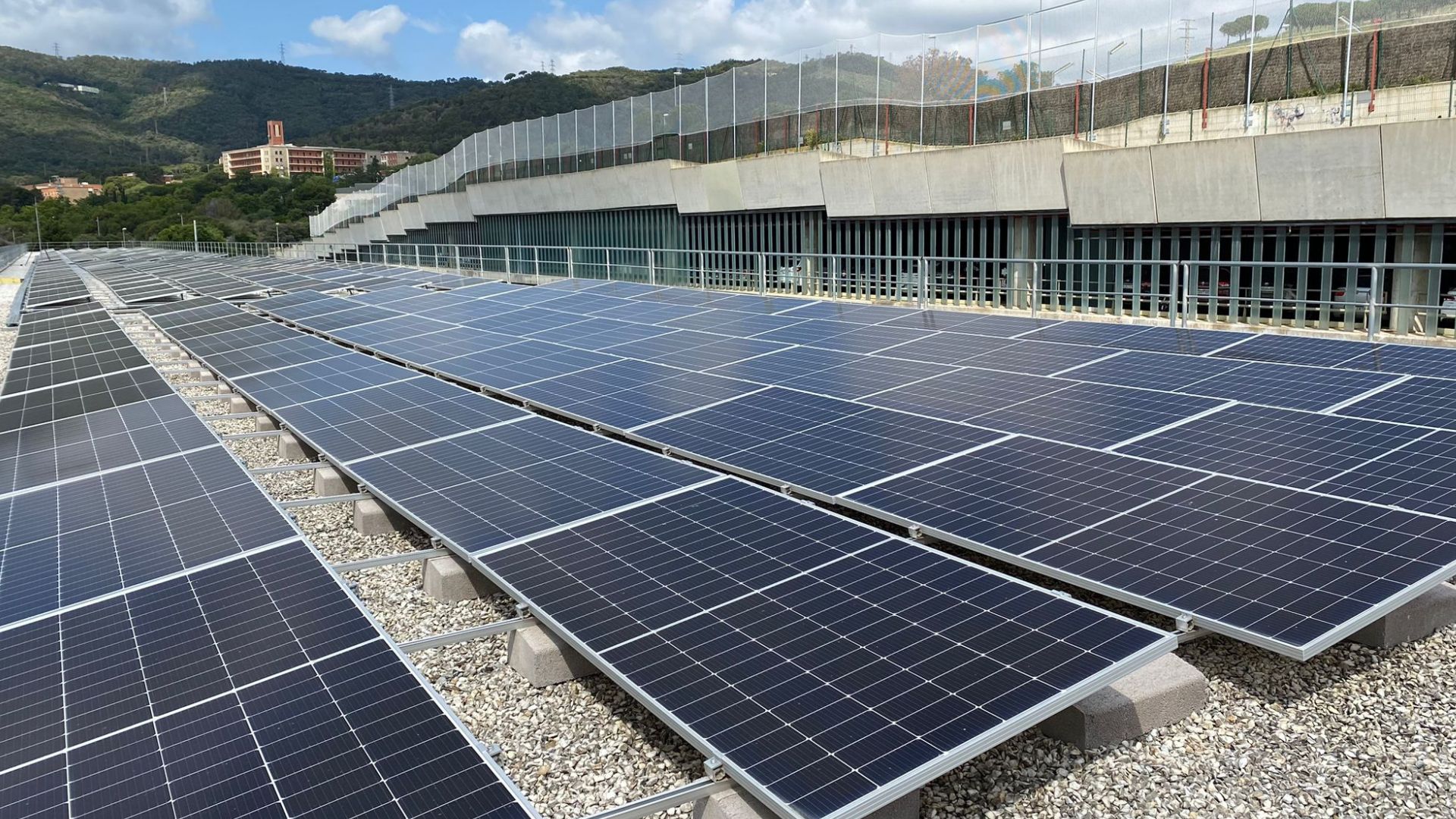 Instal·lació de plaques fotovoltaiques al Parc del Port Olímpic