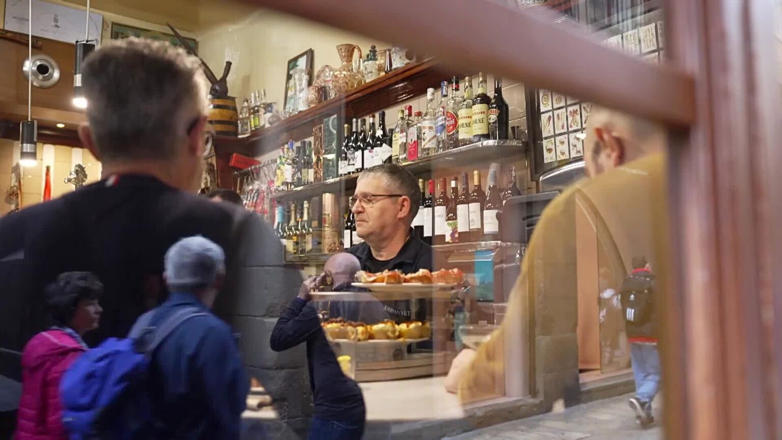 El Xampanyet, testimoni de la transformació d'un barri