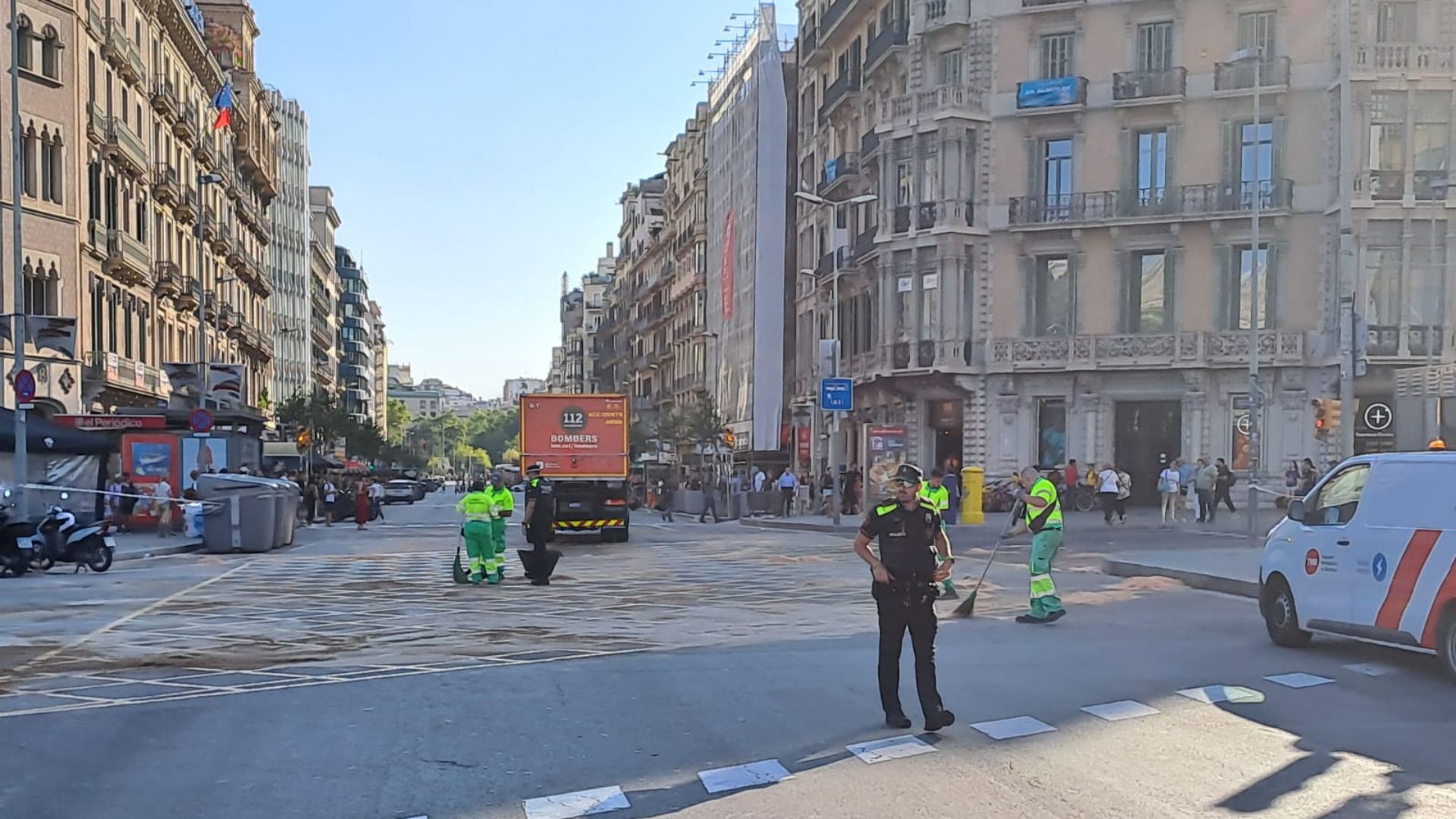 Una fuita de gasoil genera un caos de trànsit al centre