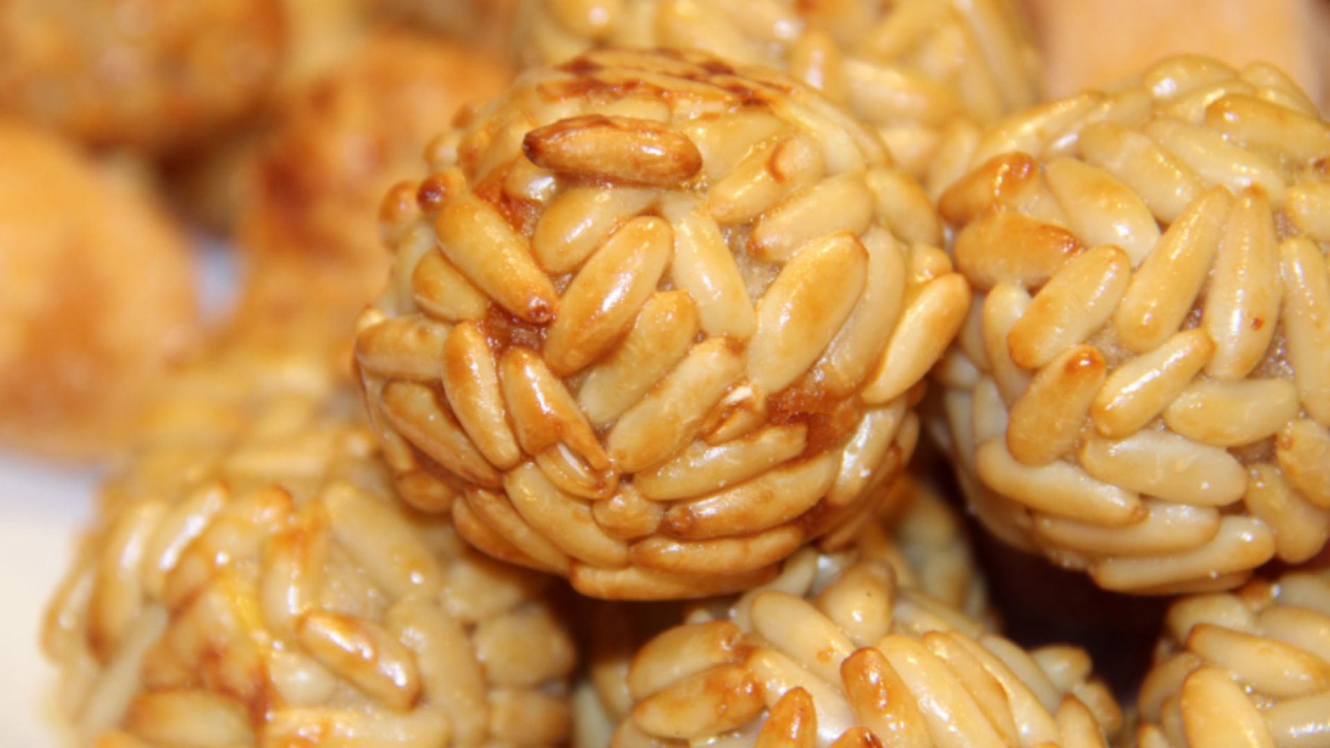 Dos cuiners expliquen com fer panellets, castanyes i moniatos