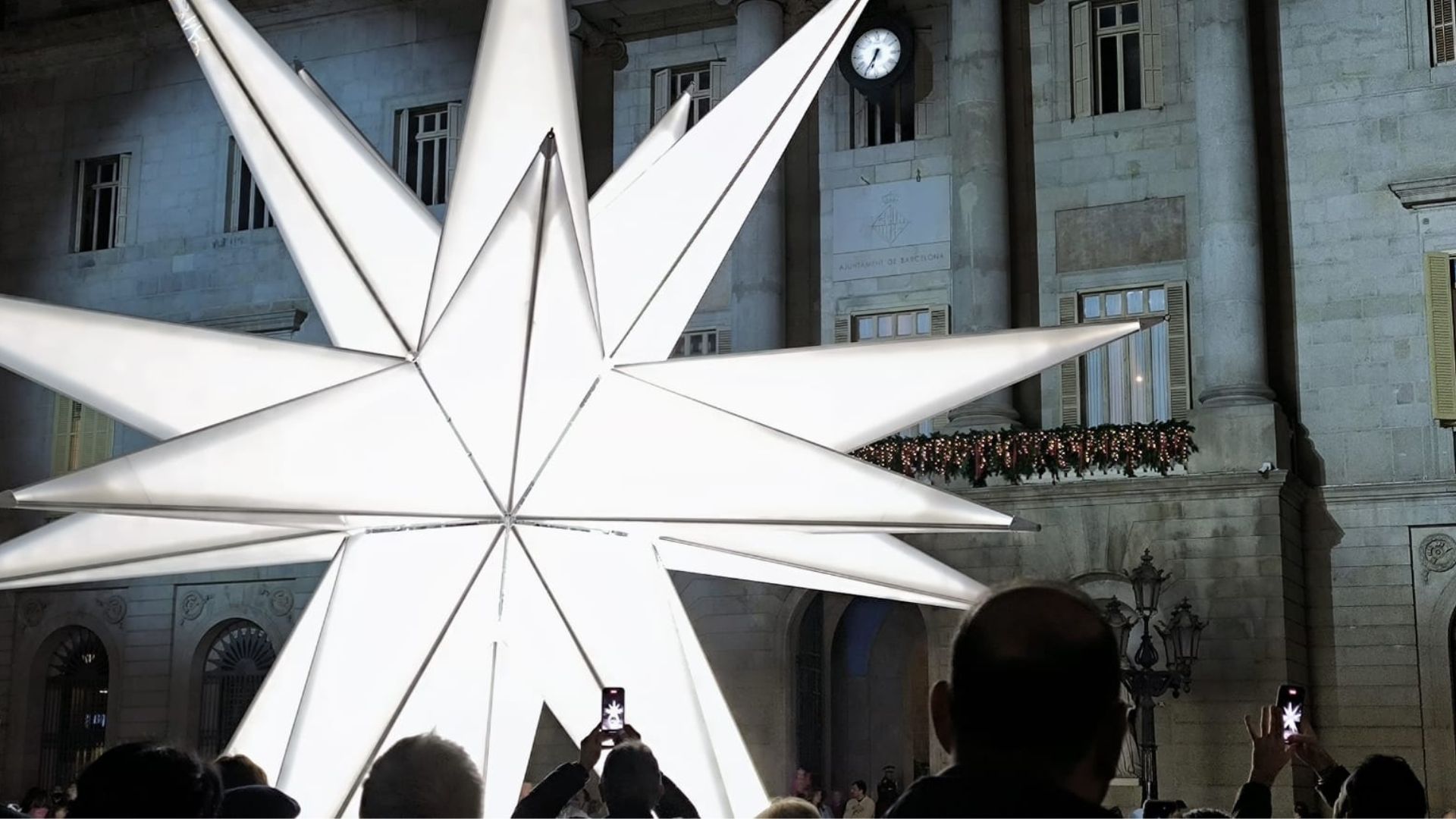 L'estel 'Origen' ja il·lumina la plaça de Sant Jaume