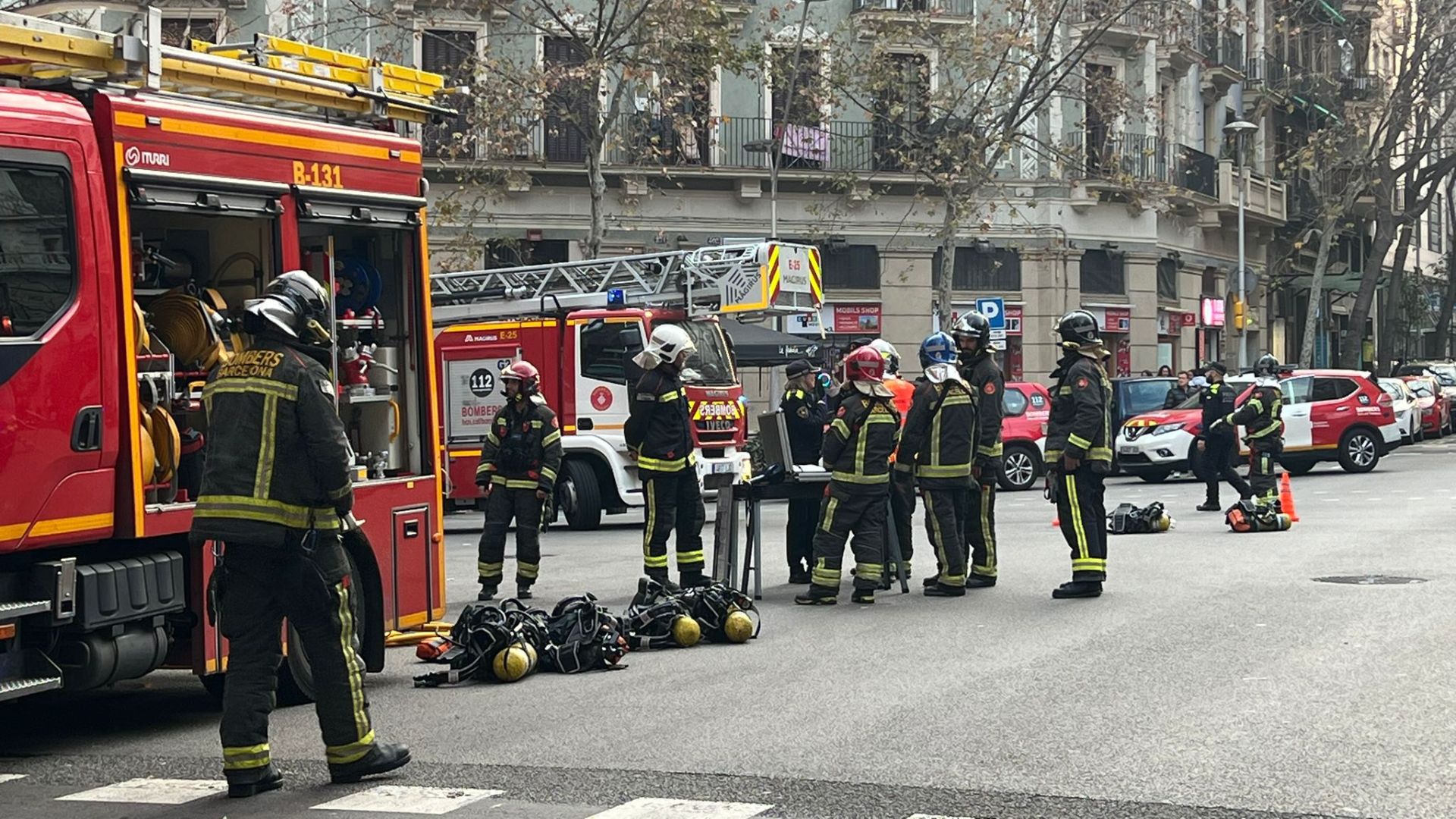 Desallotjats dos edificis per una falsa fuita de gas al carrer del Rosselló