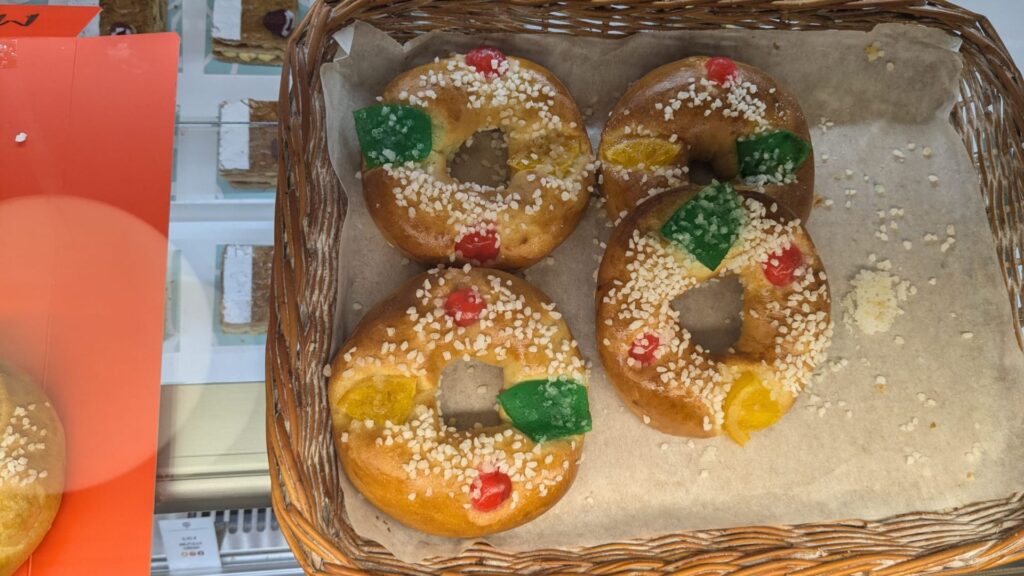 Cues a pastisseries per comprar el tradicional tortell de Reis