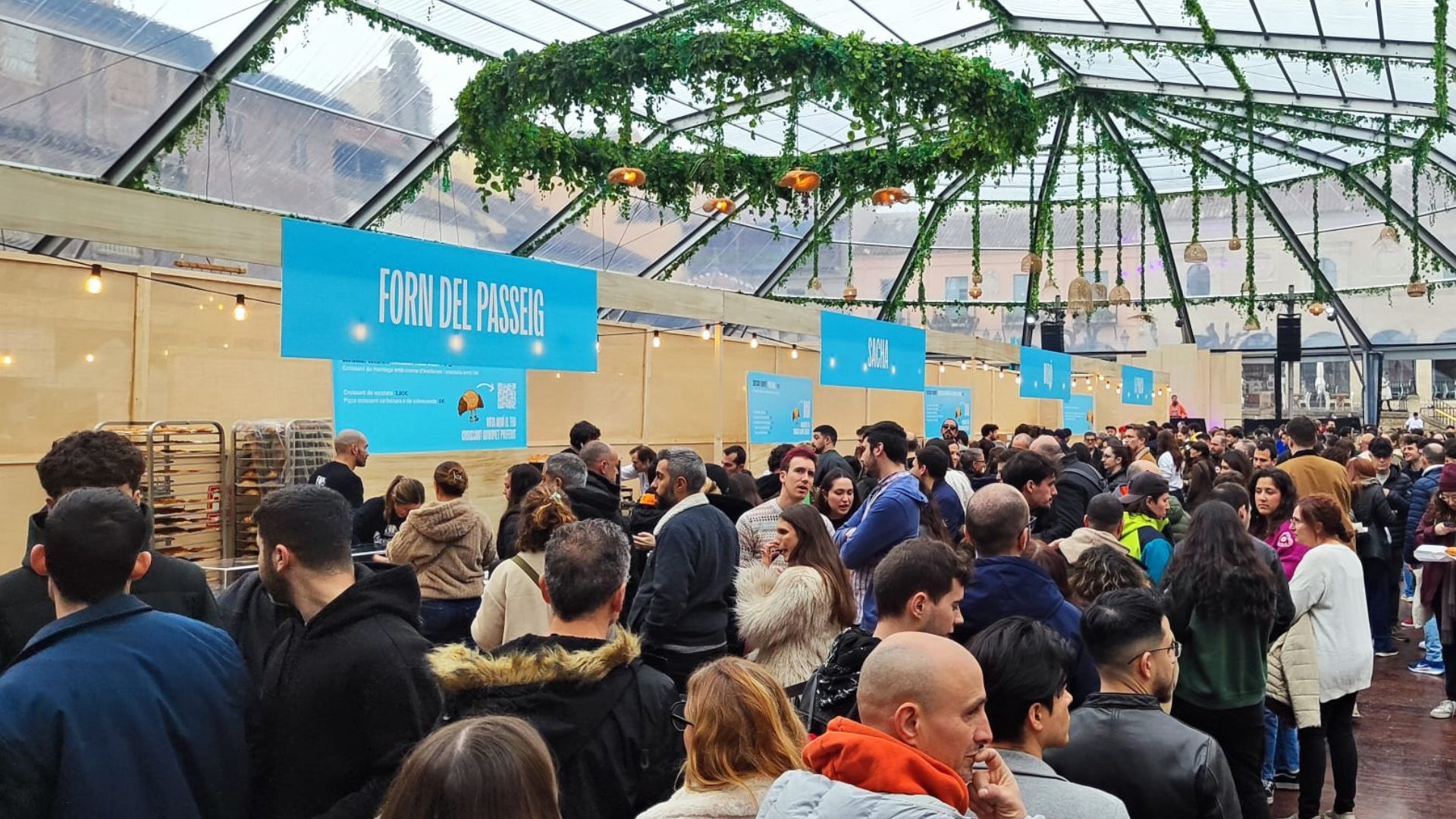 Llargues cues a la primera edició del Croissant Fest