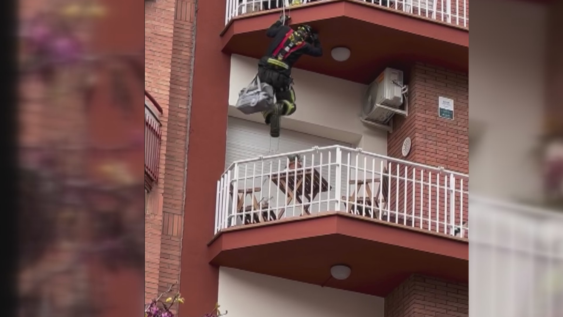 Els bombers rescaten un gat atrapat en un balcó