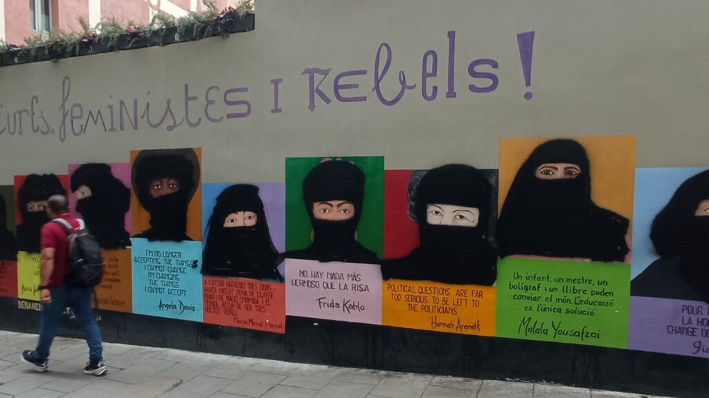 Vandalitzat un mural del 8-M a Ciutat Vella: pinten nicabs a les dones