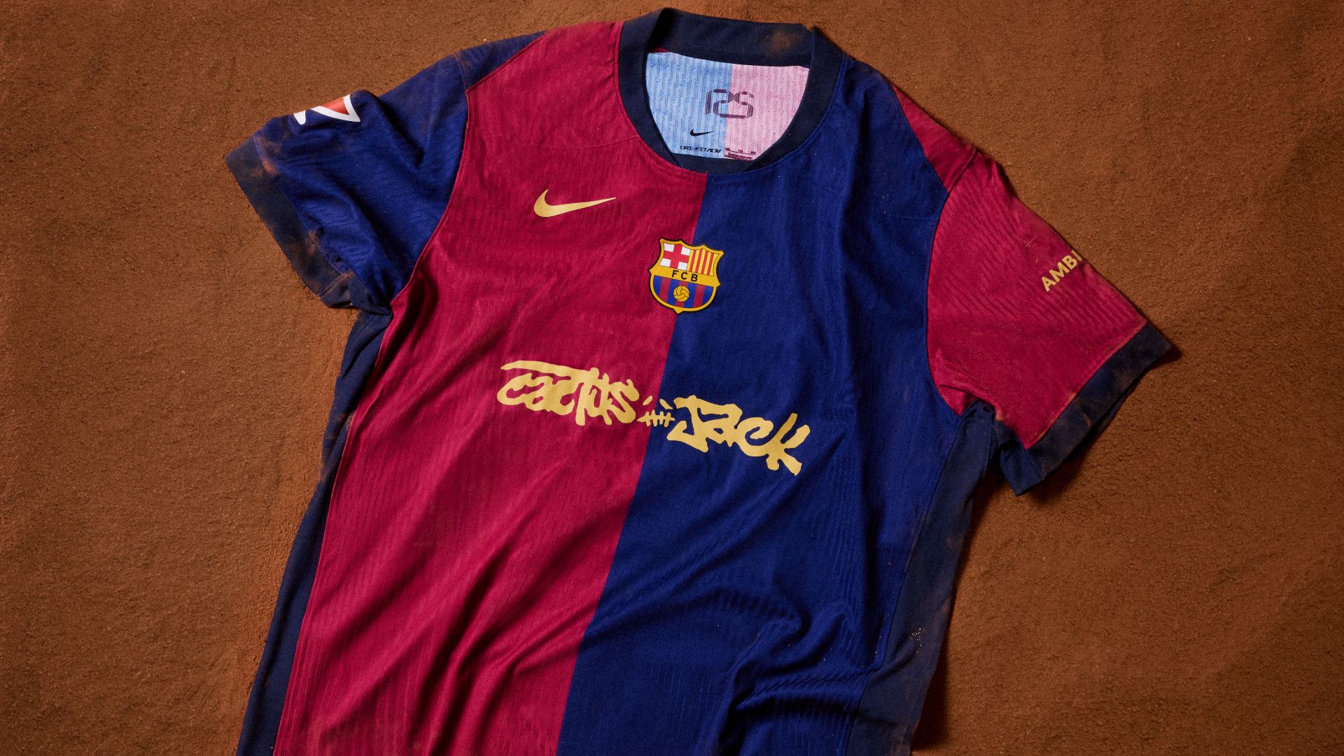 El Barça posa a la venda la samarreta del clàssic amb el logo de Travis ...