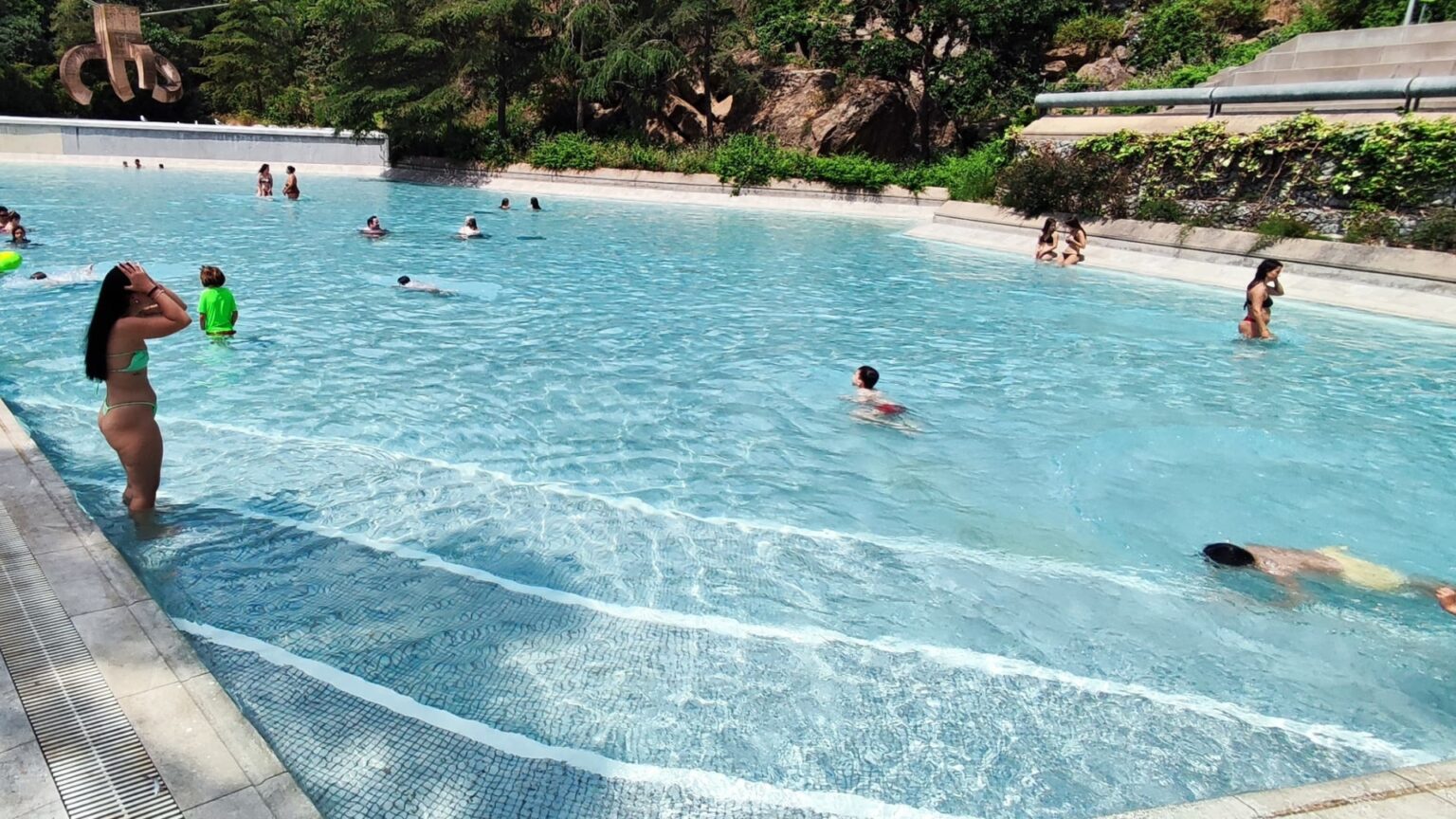 Obert al bany el llac de la Creueta del Coll, amb preus populars