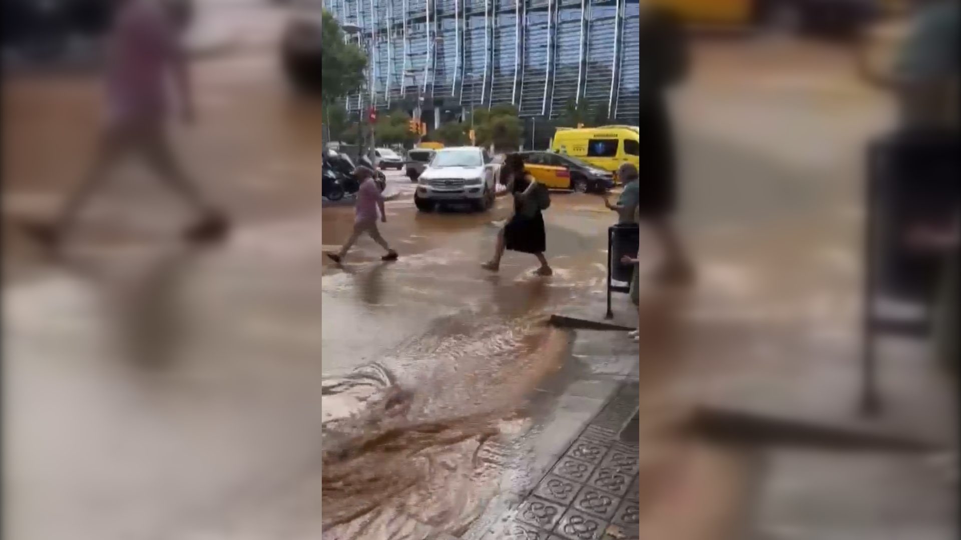 Una gran fuita d'aigua inunda el carrer de Viladomat