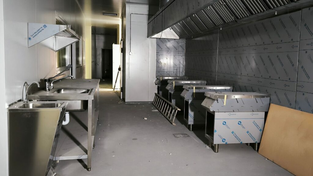 La presó sense murs ni reixes de la Zona Franca encara la recta final