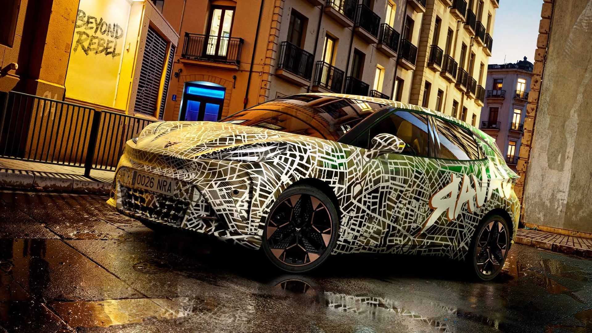 El Cupra Raval s'exhibeix amb un mapa del barri a la carrosseria