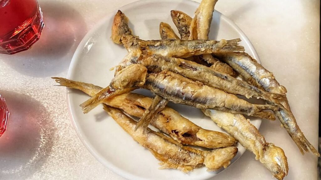 El bar La Plata convida a peix fregit pels 80 anys