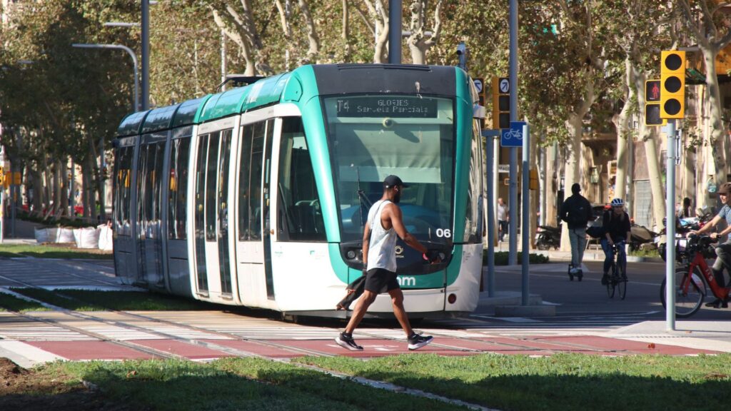 La PTP celebra que la connexió del tramvia per la Diagonal es desencalli