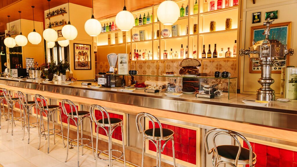 Reobre el Sagarra del Raval inspirat en els bars de sempre