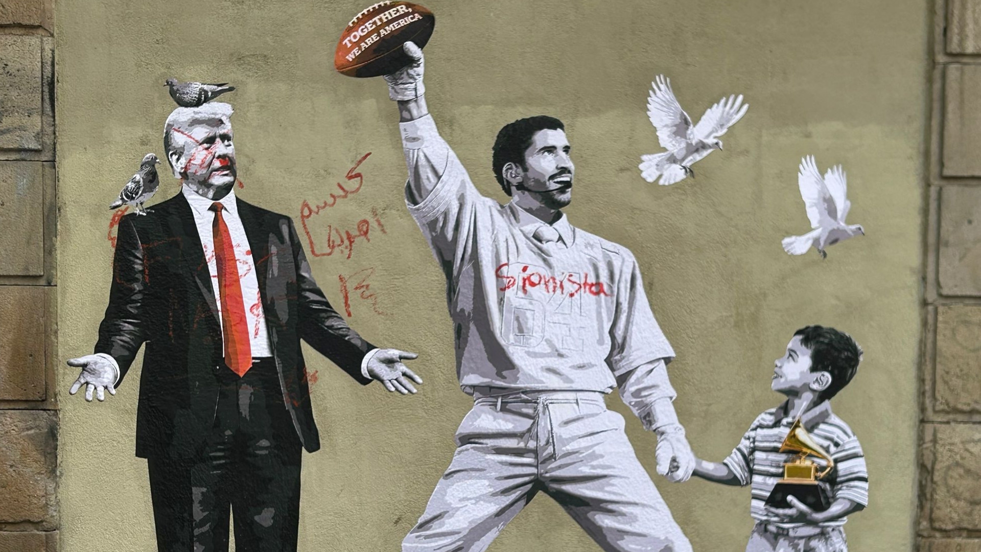 El xou de Bad Bunny i un Trump enfadat, en un mural al Gòtic