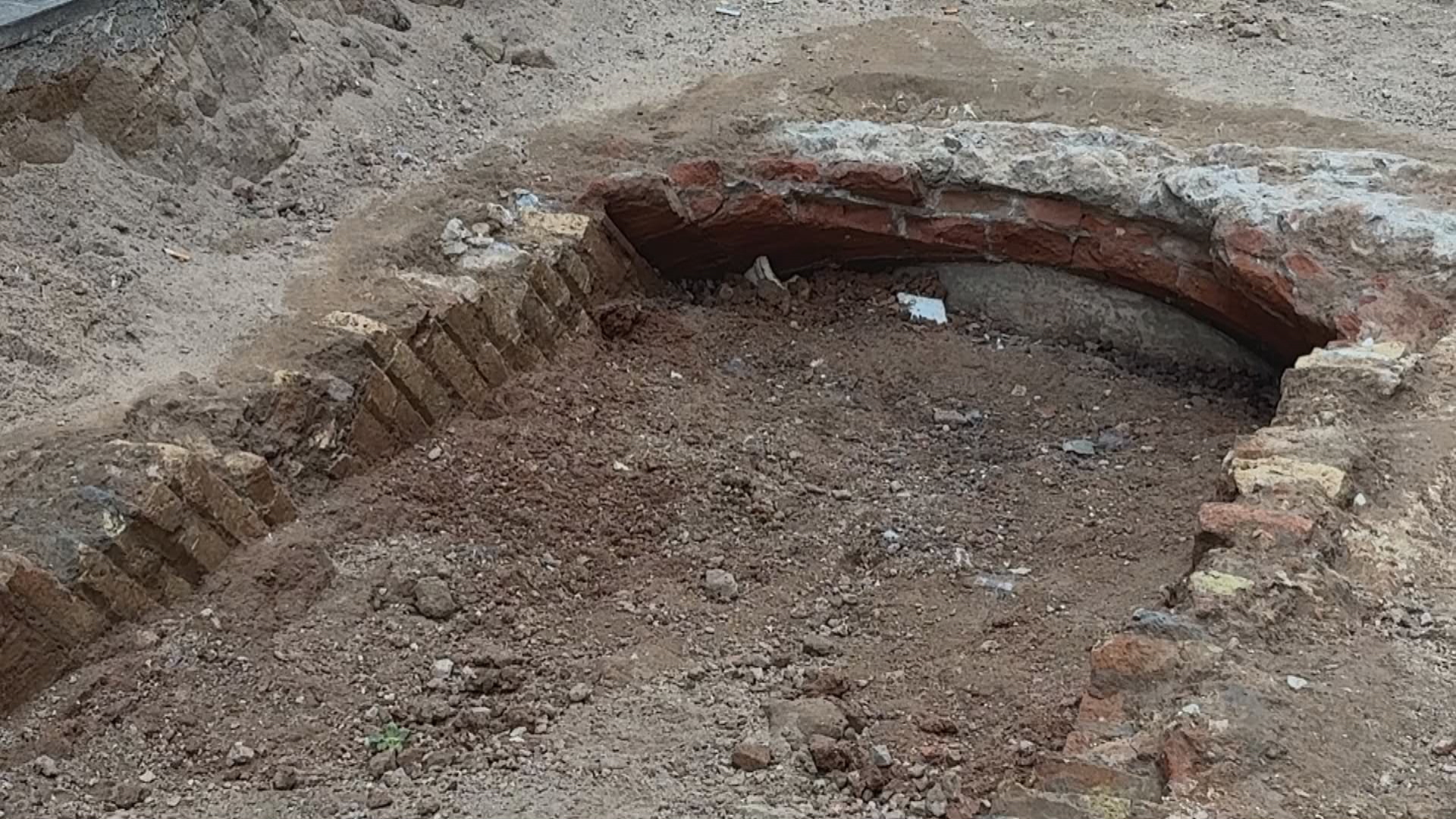 El refugi 657 treu el cap en unes obres a Hostafrancs