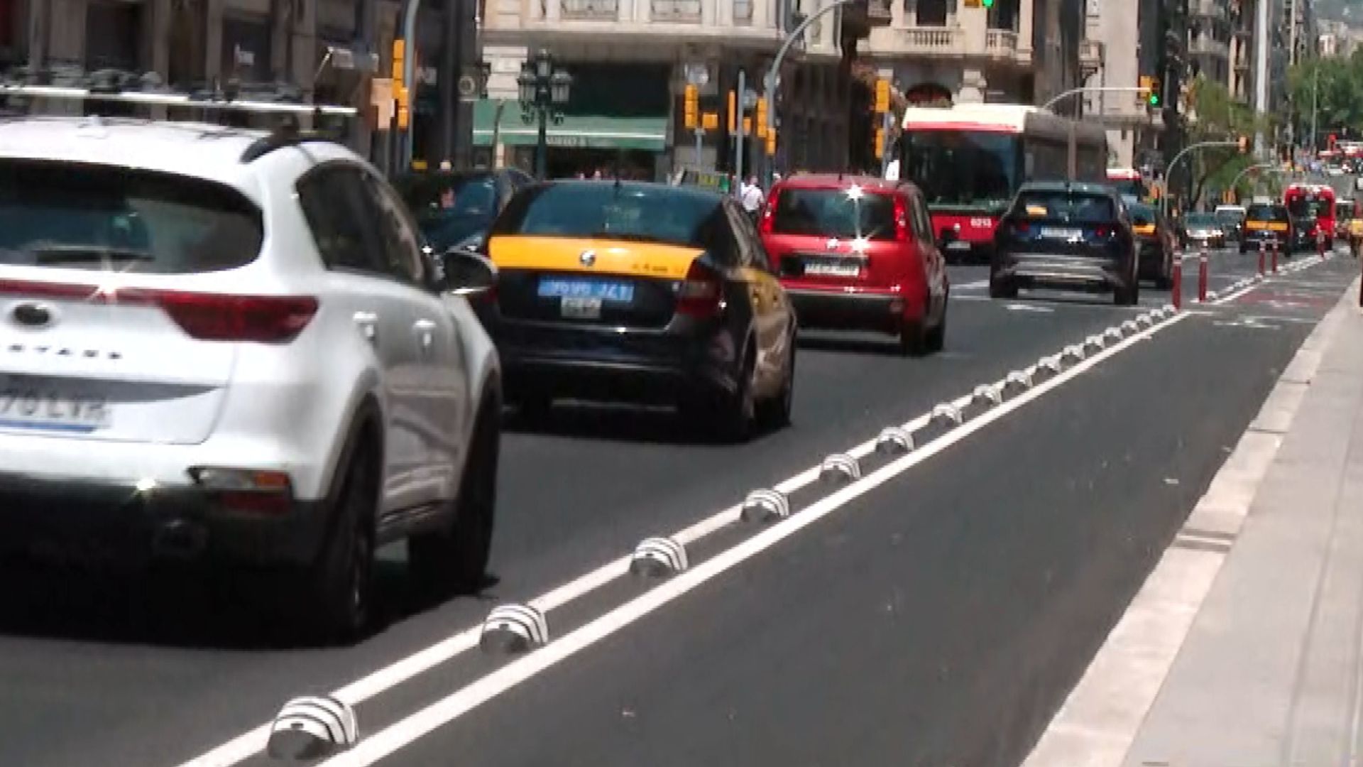 Multes als vehicles que pugin sense permís per la via Laietana