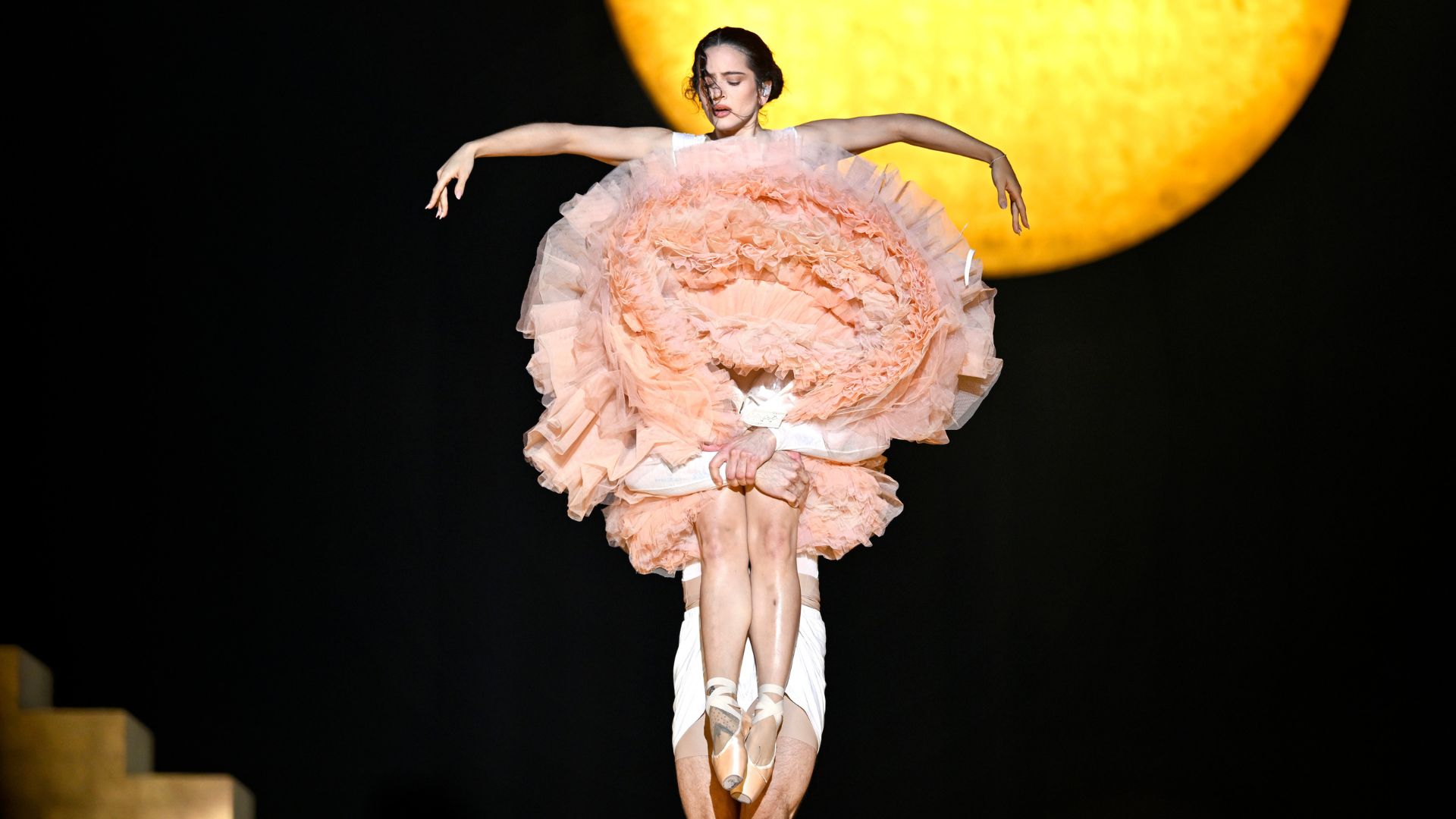 Rosalía fa tremolar, literalment, el Palau Sant Jordi amb la gira Lux