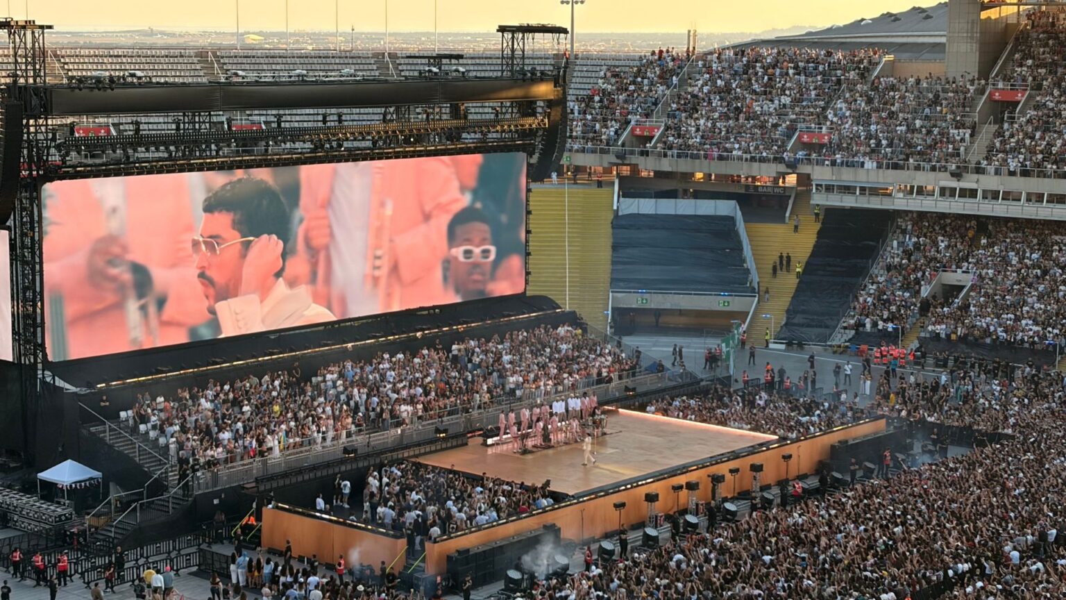 Bad Bunny fa embogir el públic de l’Estadi Olímpic