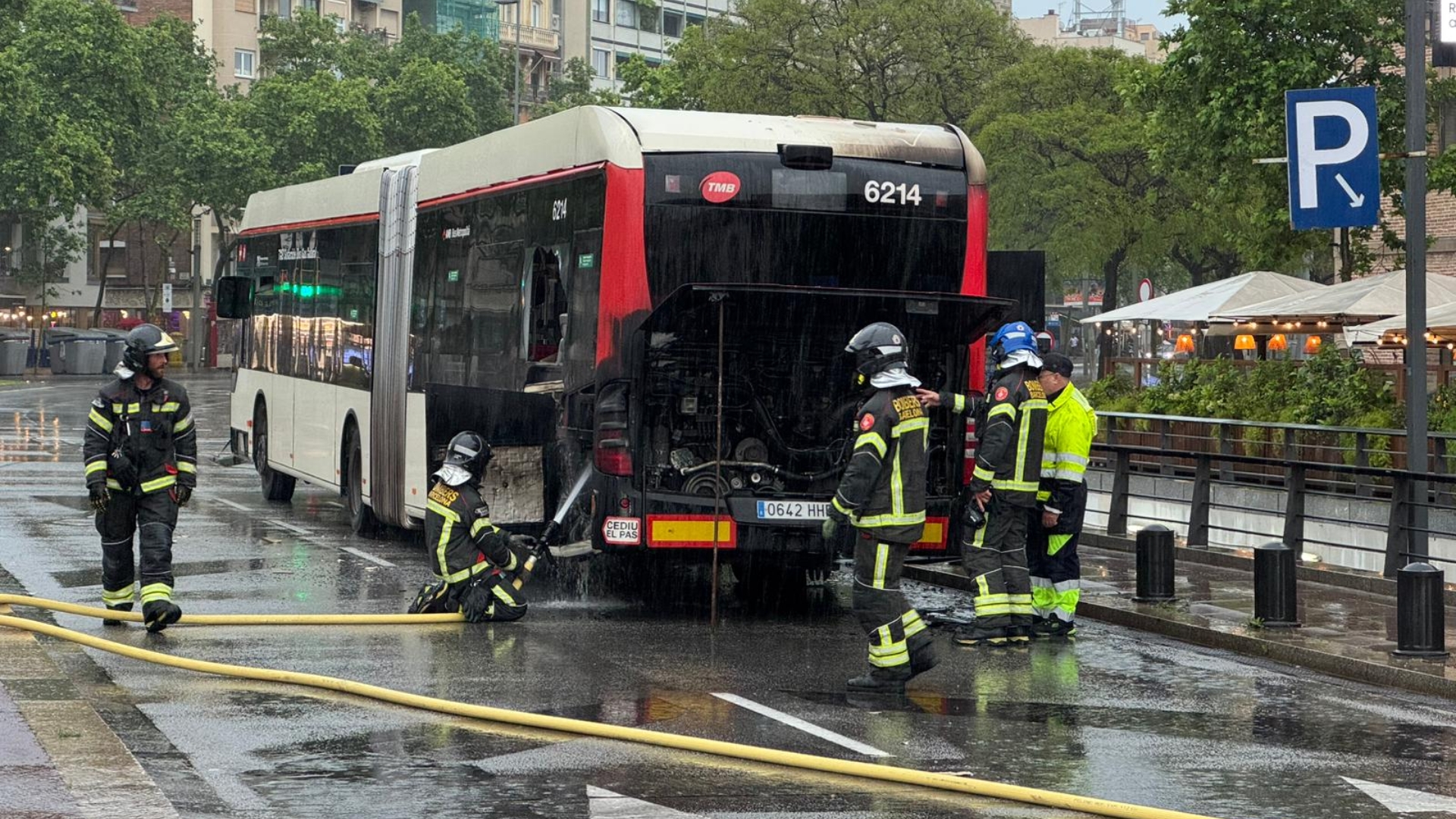 Incendi en un autobús de gas al passeig de Joan de Borbó