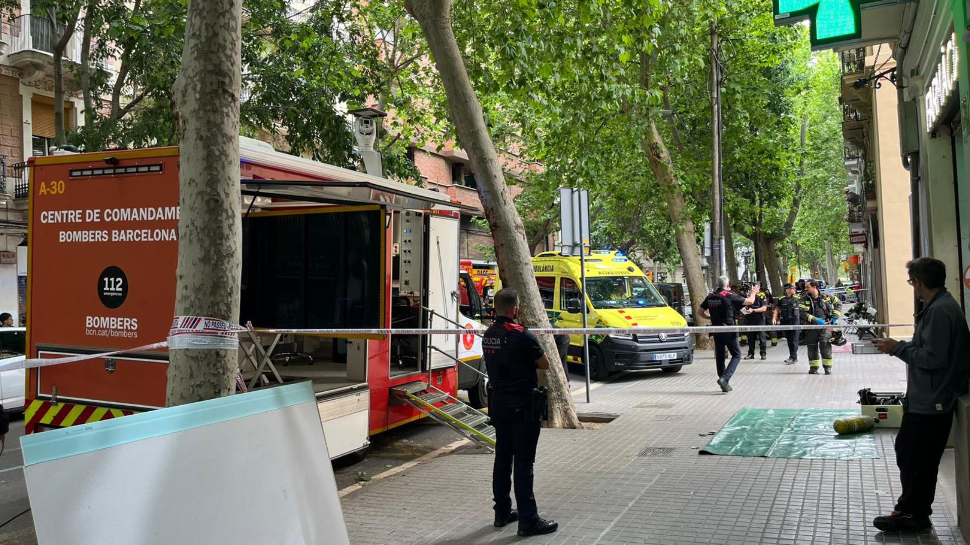 Incendi al Poblenou: desallotjat un edifici per una explosió de butà