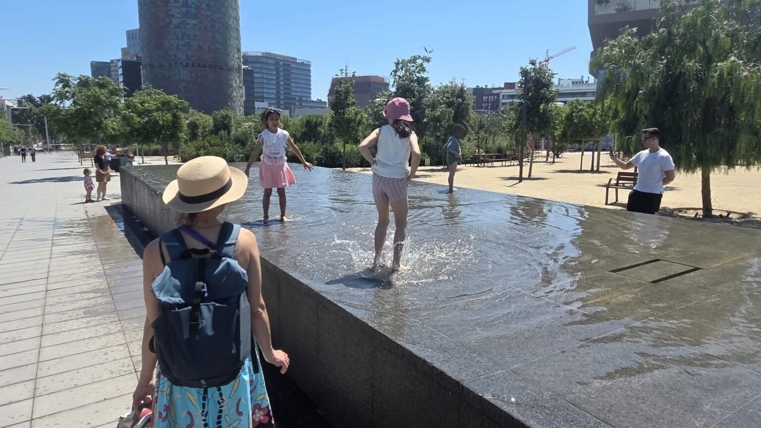 Banys a la làmina de Glòries i platges plenes contra una calor atípica