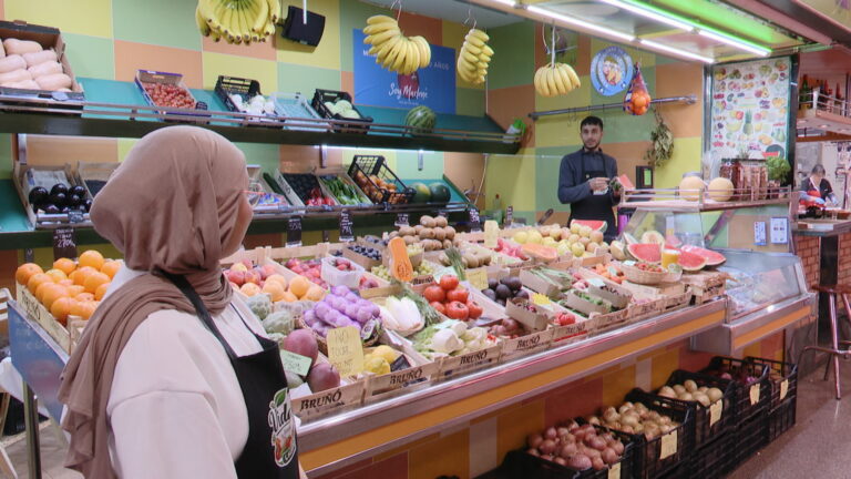 Obrir una botiga al mercat, el somni complert de la Iman i l'Abdeladim