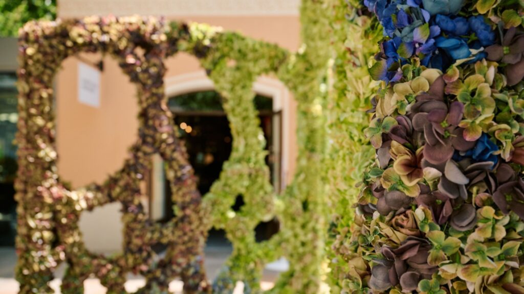 Què tenen a veure unes portes, Gaudí i la Roca Village?