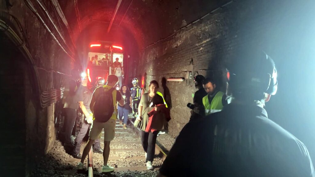 Simulacre d'apagada total al metro: evacuat un comboi de l'L3